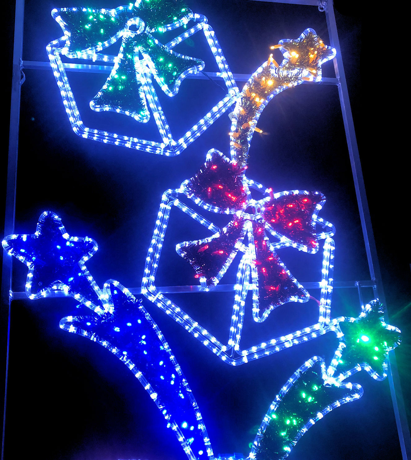 Present Burst Motif 200cm | Christmas Complete
