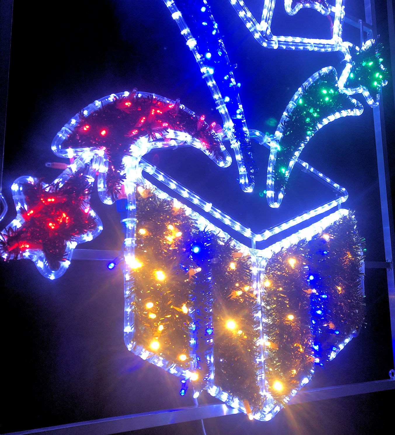 Present Burst Motif 200cm | Christmas Complete